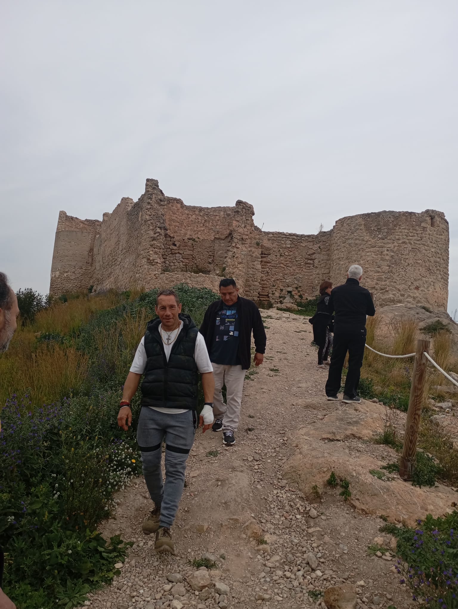 UN PASEO POR EL CASTILLO DE BAIRÉN JUNTO A PERSONAS SIN HOGAR - Cáritas ...